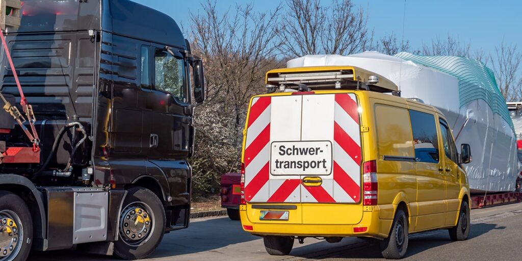 Begleitfahrzeuge für Ihren Schwertransport - FEEMAX